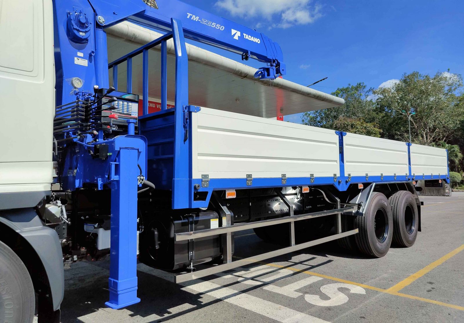 Hino 3 Chân FL8JW7A Gắn Cẩu Tadano - Thùng Dài 8m5 | Hino Hồ Chí Minh